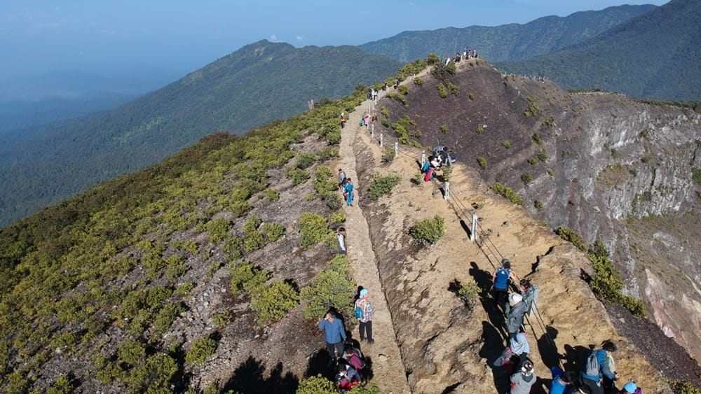7 Pesona Sunrise Gunung Gede yang Epic dan Bikin Candu