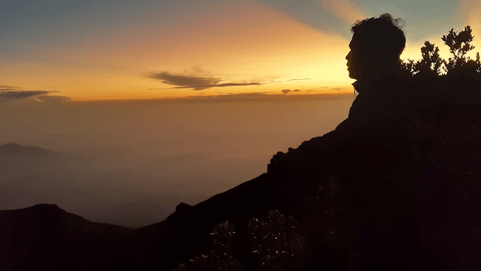 7 Pesona Sunrise Gunung Gede yang Epic dan Bikin Candu