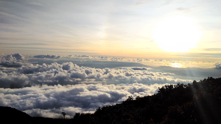 7 Pesona Sunrise Gunung Gede yang Epic dan Bikin Candu