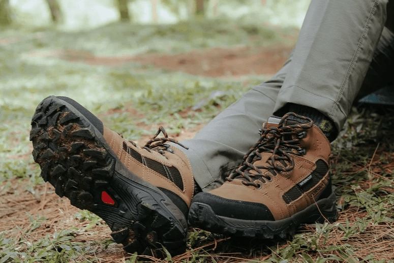5 Merk Sepatu Gunung Lokal Berkualitas Paling Banyak Diminati